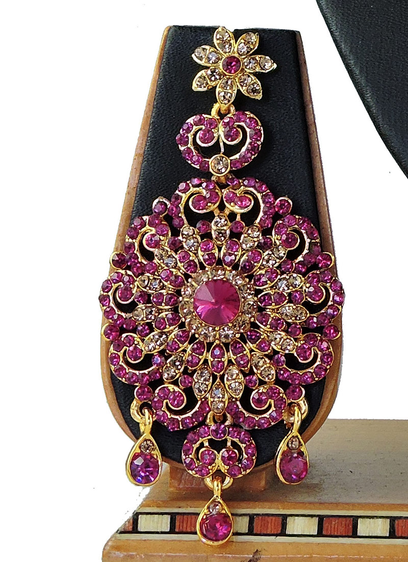 Adorn Your Neck: Stunning Jewellery Collection