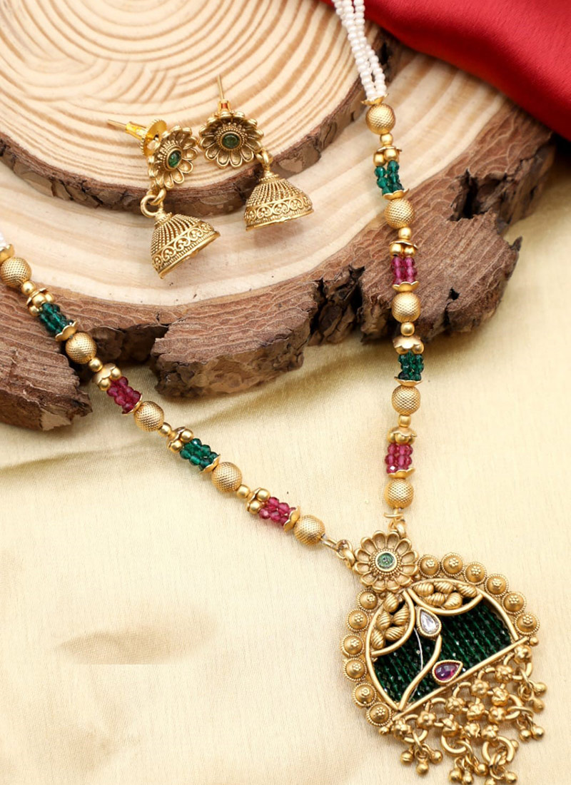 Elevate Your Look: Stunning Pendant Set Collection