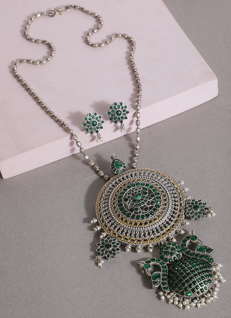 Elevate Your Look: Stunning Pendant Set Collection