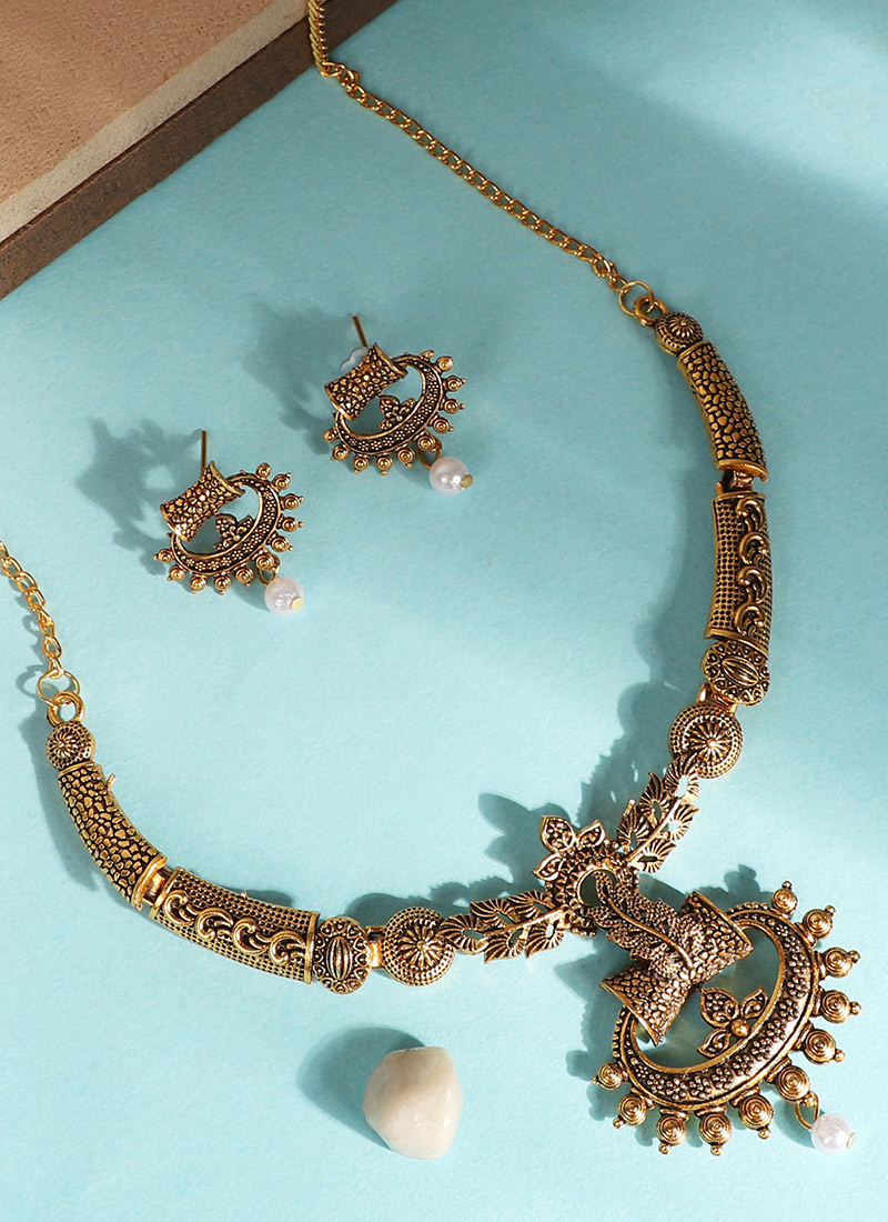 Adorn Your Neck: Stunning Jewellery Collection