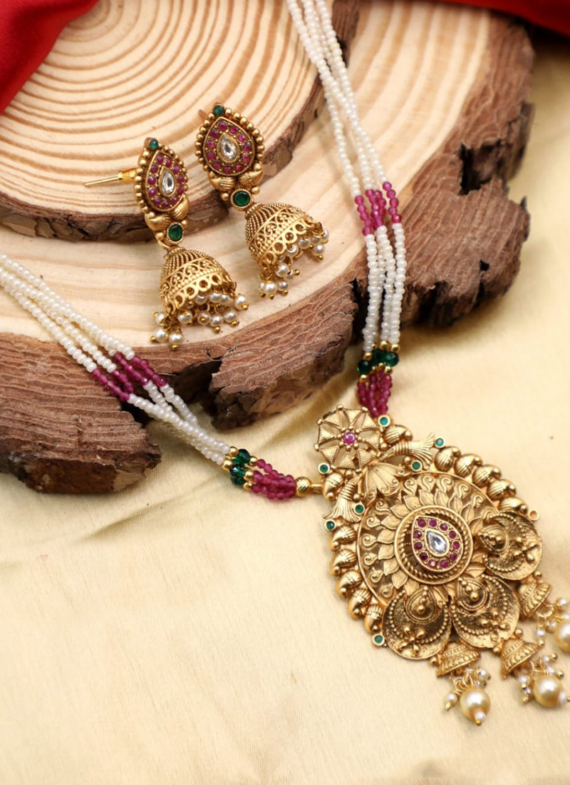 Elevate Your Look: Stunning Pendant Set Collection