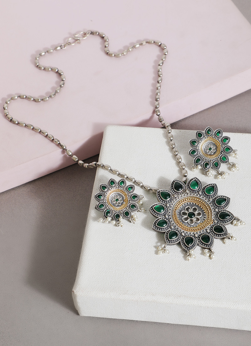 Elevate Your Look: Stunning Pendant Set Collection